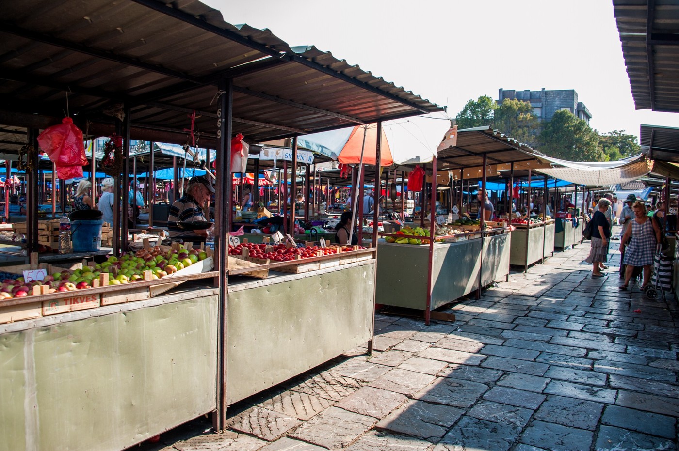 POČELA REKONSTRUKCIJA KALENIĆA: Moderne tezge, parking... evo kako će ...