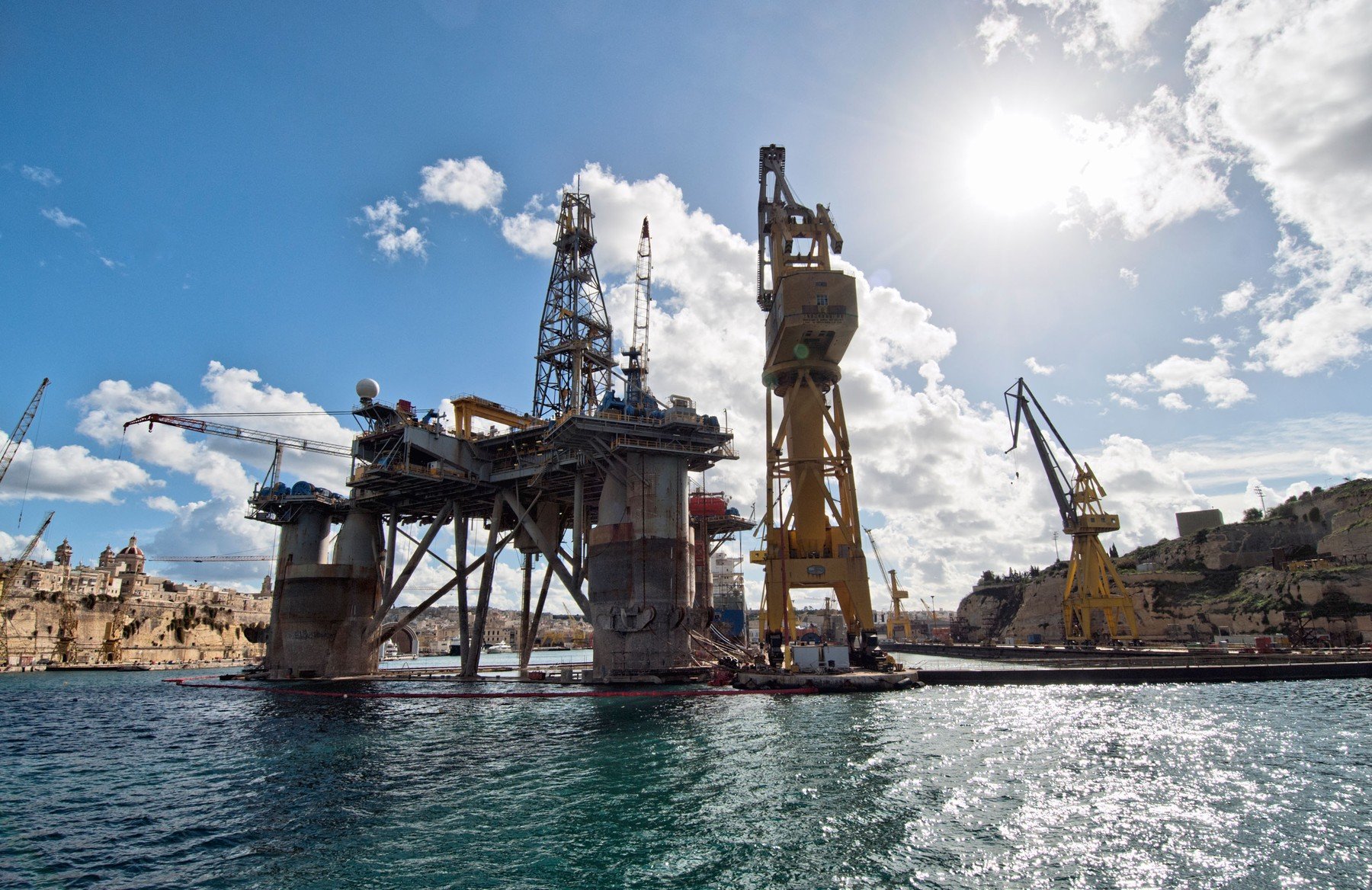 DOK POLA SVETA DIŽE RUKE OD NAFTE, EVROPSKI GIGANT POJAČAVA PROIZVODNJU ...