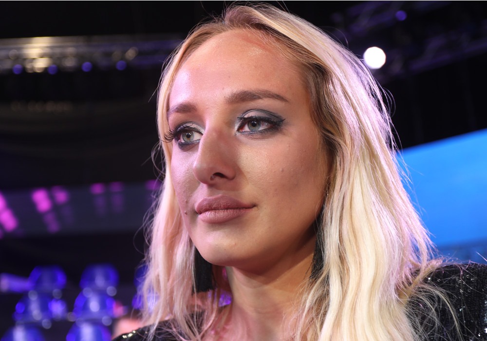 LUNA SE NE PRESVLAČI?! Ne skida ovu odeću sa sebe gde god da krene ...