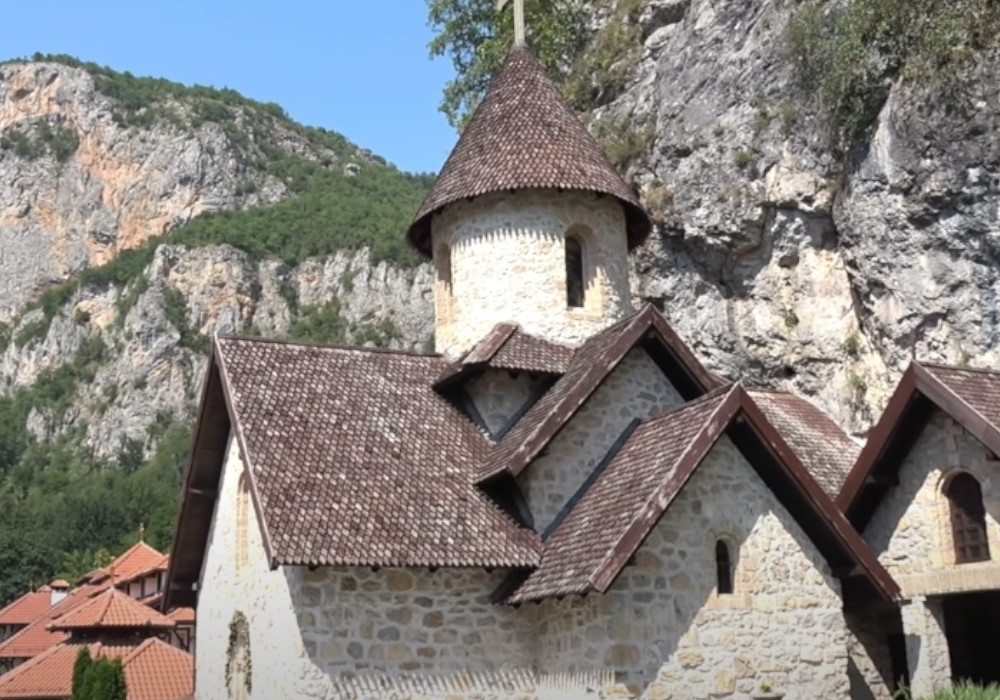MESTA NA KOJIMA SE DEŠAVAJU ČUDA: U ovim srpskim manastirima mnogi su ...