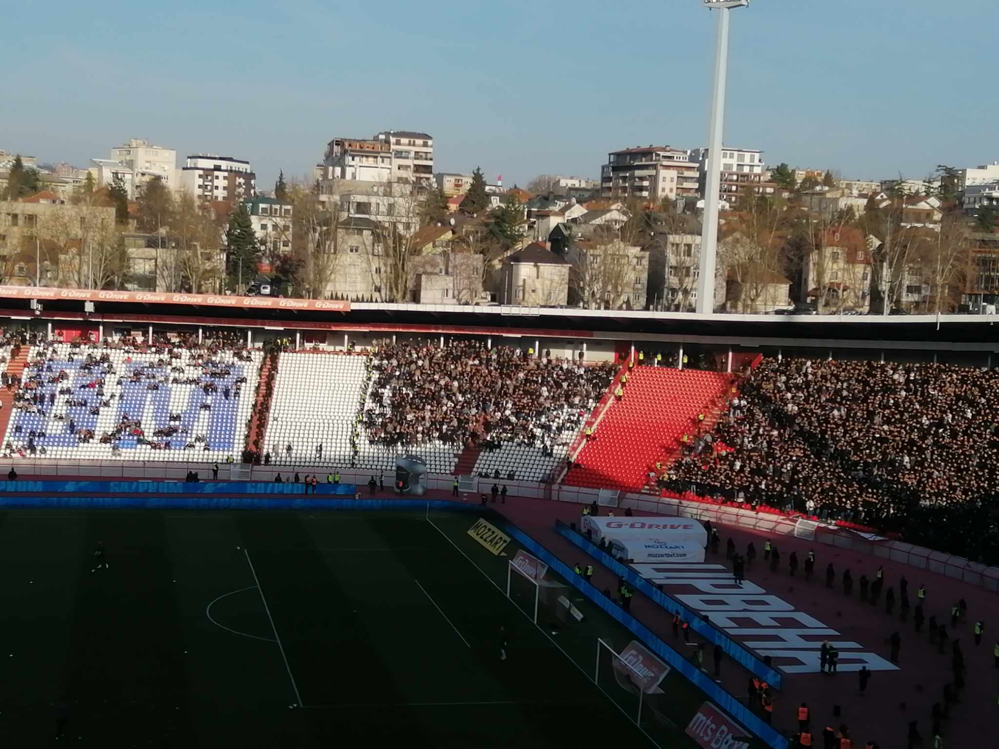 GROBARI OKUPIRALI JUG, DELIJE PRISTIŽU: Pogledajte atmosferu pre ...
