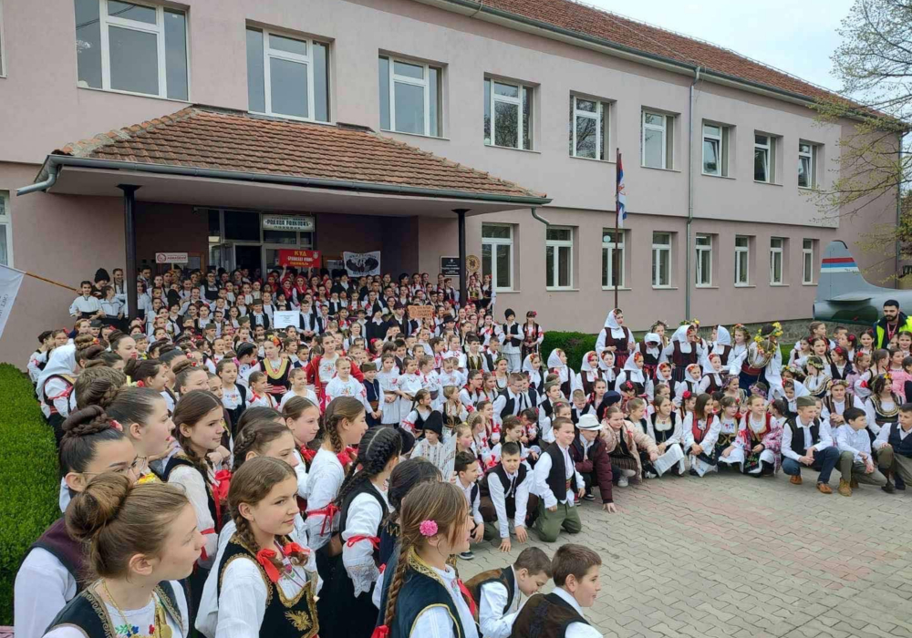 15. FESTIVAL DEČIJIH FOLKORNIH ANSAMBALA: Lozovik na Vrbicu okupio više ...