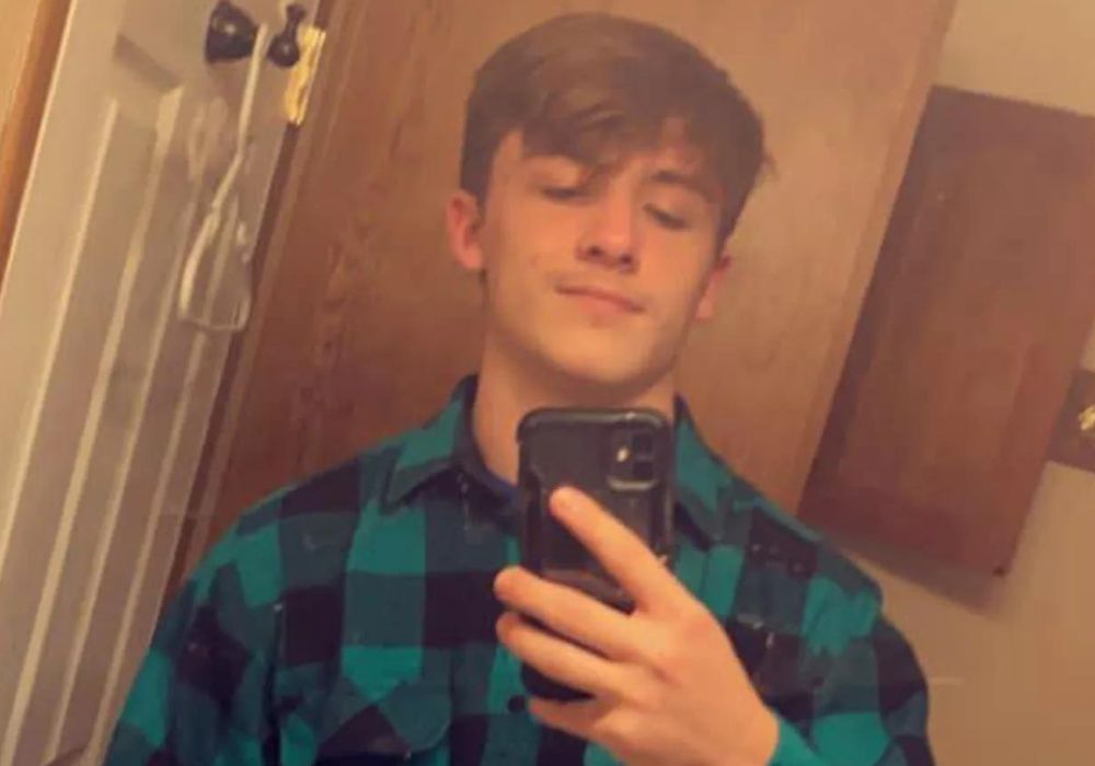 TINEJDŽER (18) UBIO DEVOJKU, pa satima sedeo u sobi sa NJENIM TELOM ...