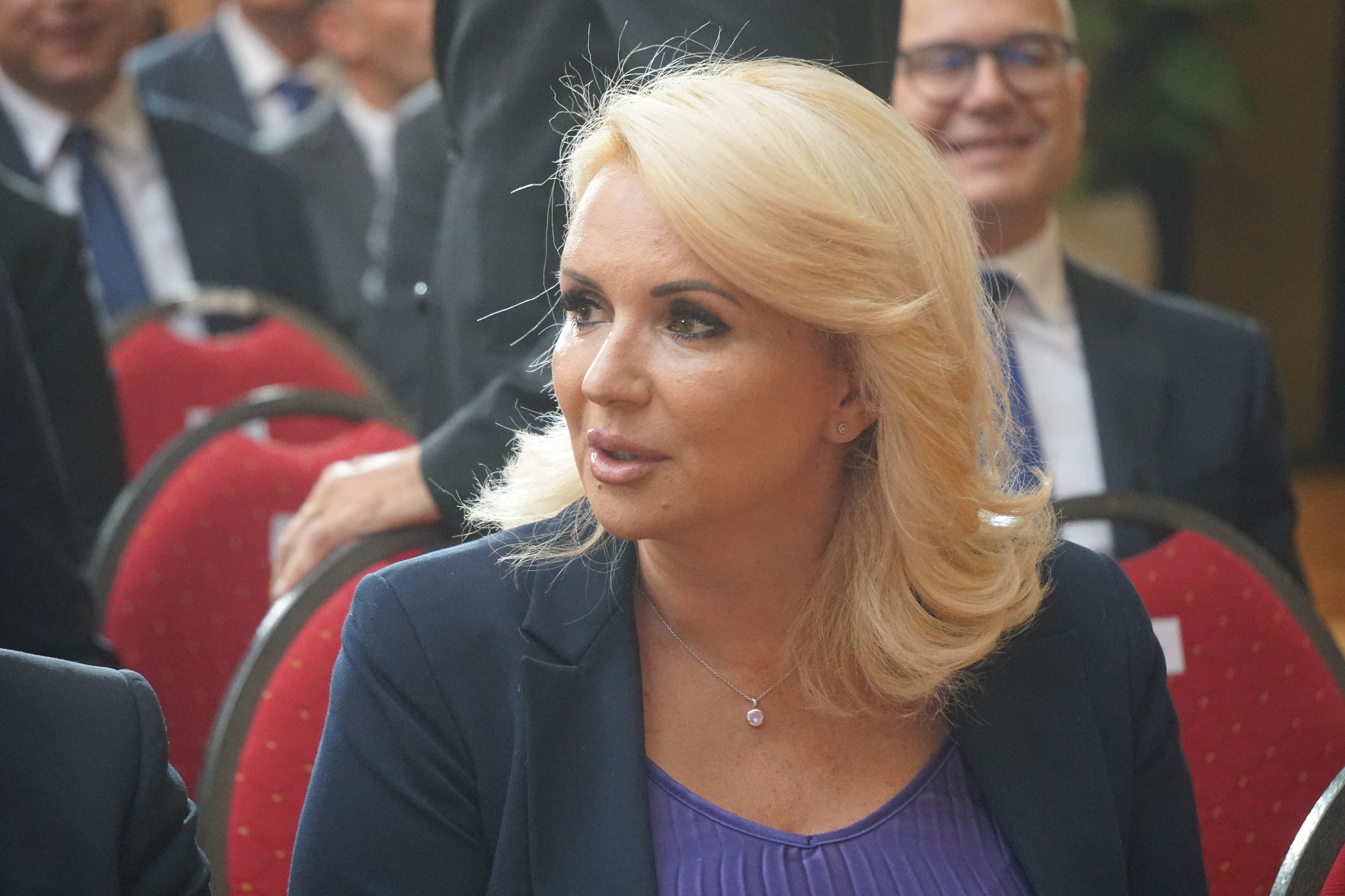 ISTA MAJKA - Ovo je ĆERKA Darije Kisić Tepavčević, duga plava kosa i ...