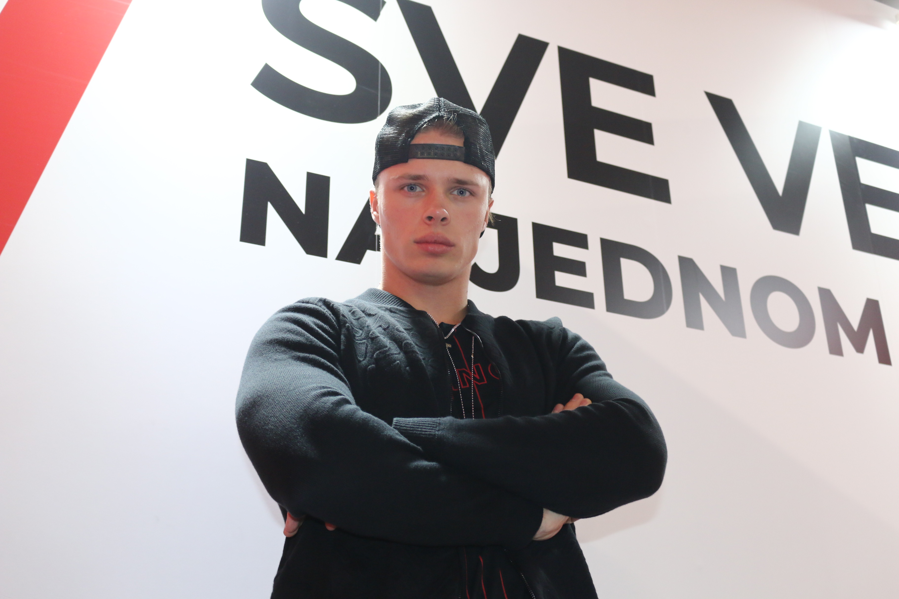 Srpski pevač ukrstio glas sa Crnogorcima, pesma kida, a spot je pravi ...