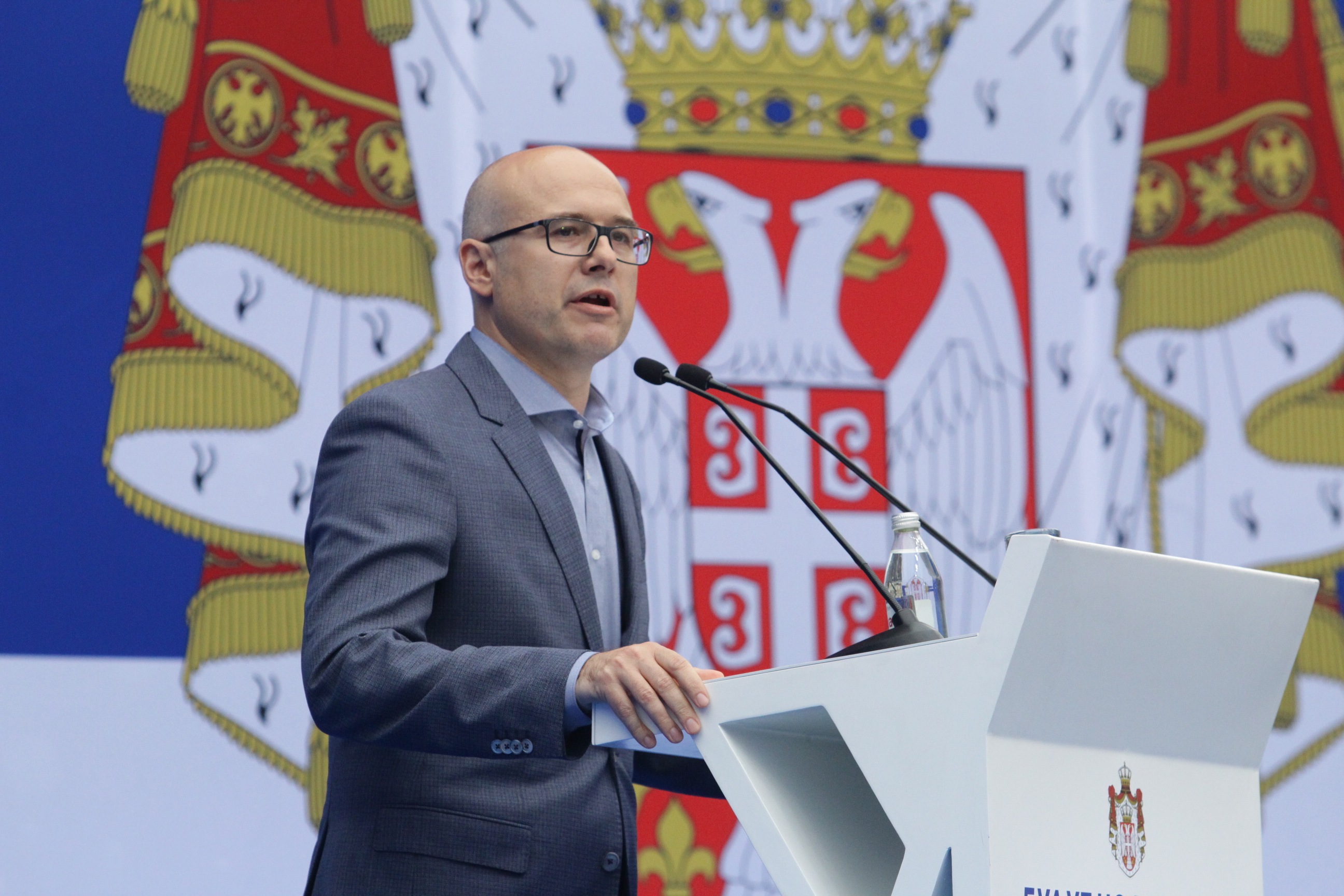 "ZAŠTO IM SMETA ZASTAVA SRBIJE?" Miloš Vučević zatečen zbog divljanja ...