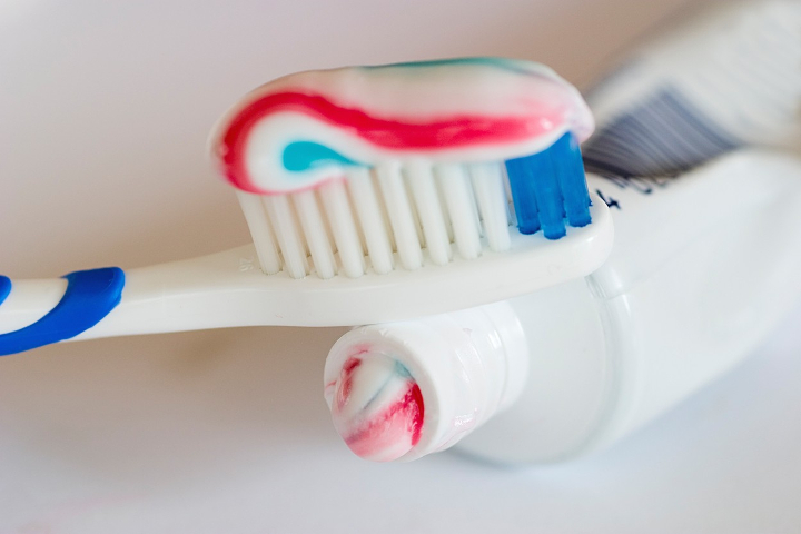 Tragovi farbe za kosu, dečje bojice na zidu, pegla... Ove fleke ...