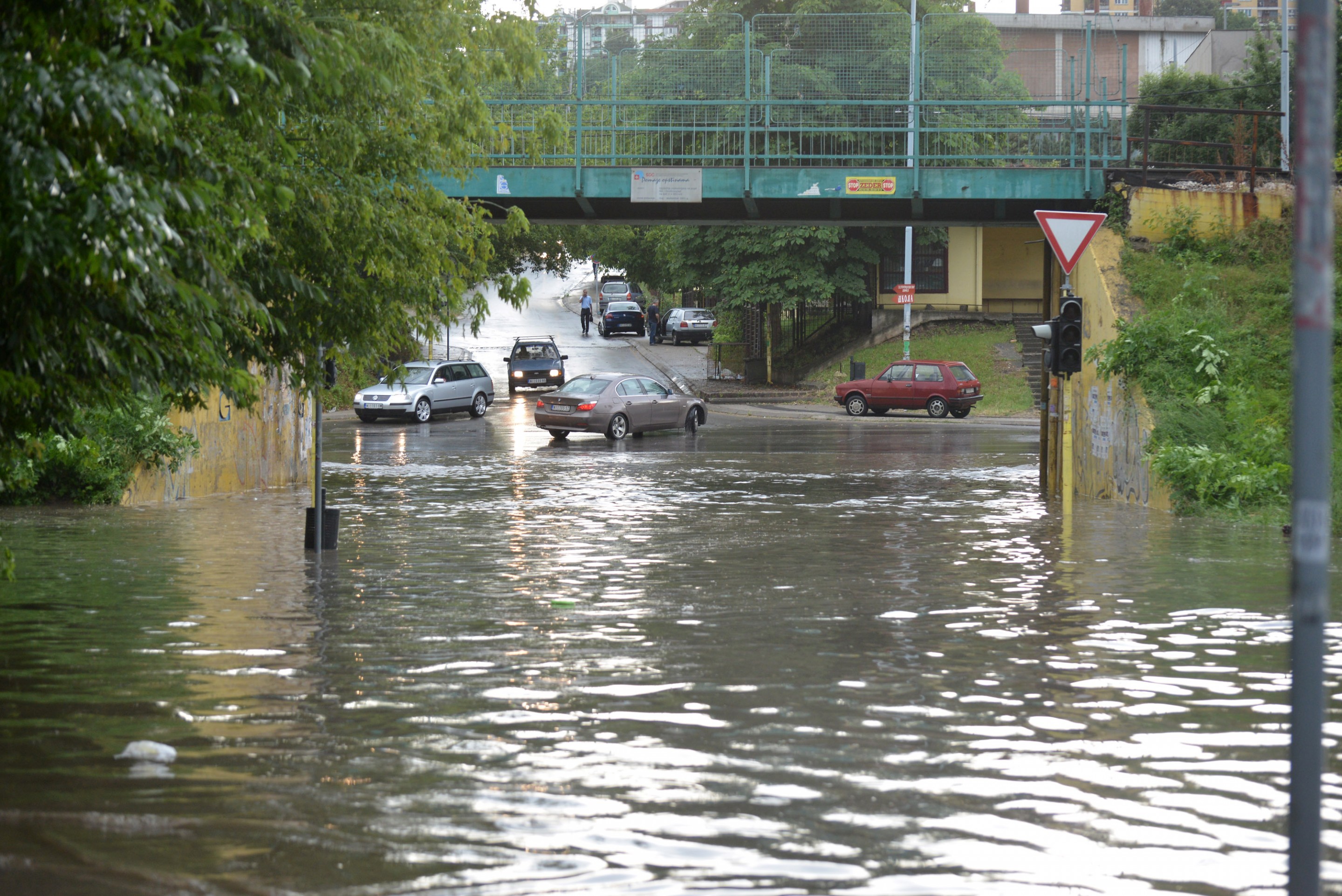 Nevreme u Srbiji: Vetar lomio stabla, leteli krovovi u Pirotu (video)