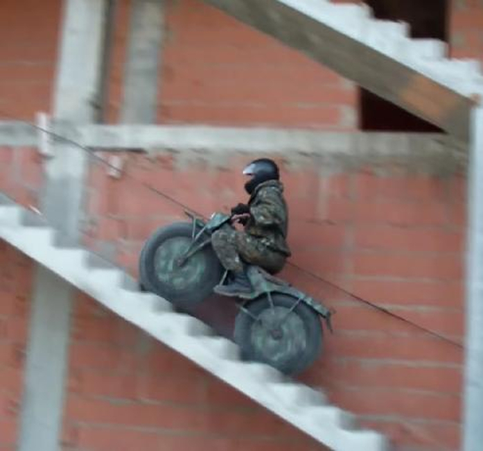 Ruski motor gazi svaki teren, a staje u dva kofera (VIDEO)