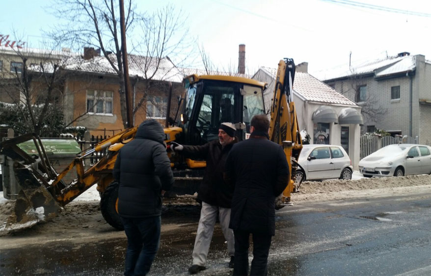 HAVARIJA U BULEVARU: Od ZIME popucale cevi, BEZ VODE pojedini delovi grada (FOTO)