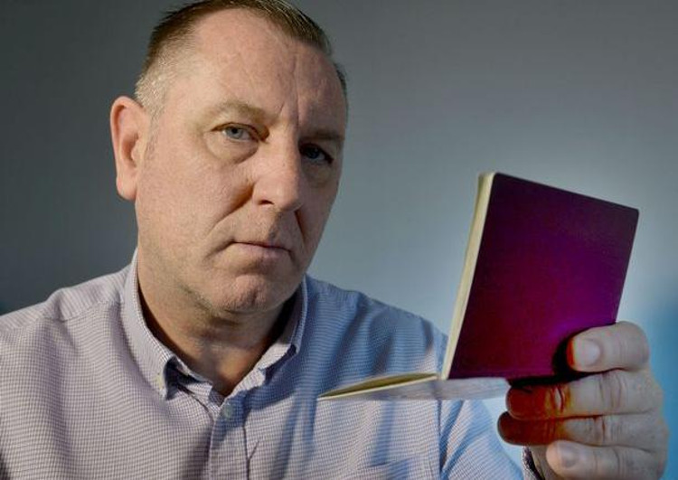 IZGLEDA OVAKO i poludeo je kad su ga na fotografiji u PASOŠU pretvorili ...