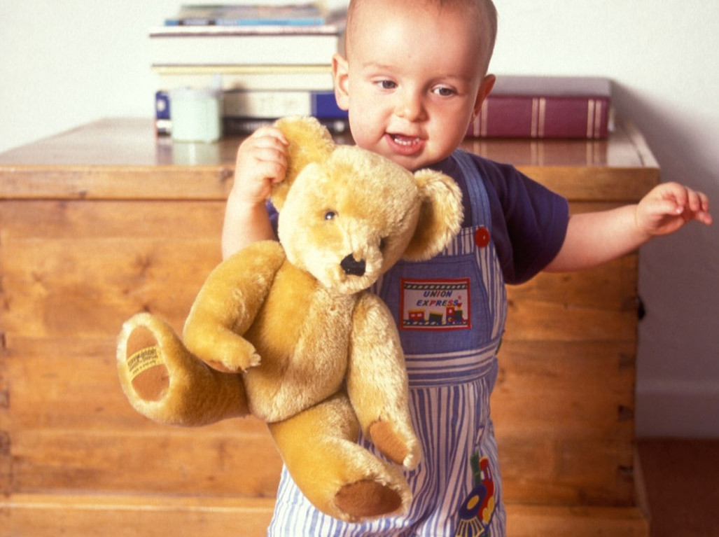 Srbin objavio sliku deteta sa medom i pitao: "Kako je dečak postao ubica?"