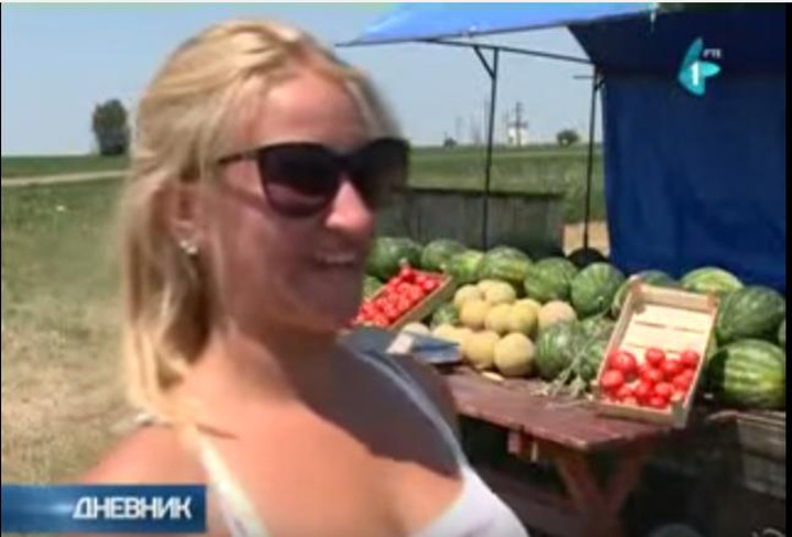 SEKSI HIT U SRBIJI: Pogledajte šta prodaju ove prsate devojke pored puta! (VIDEO)