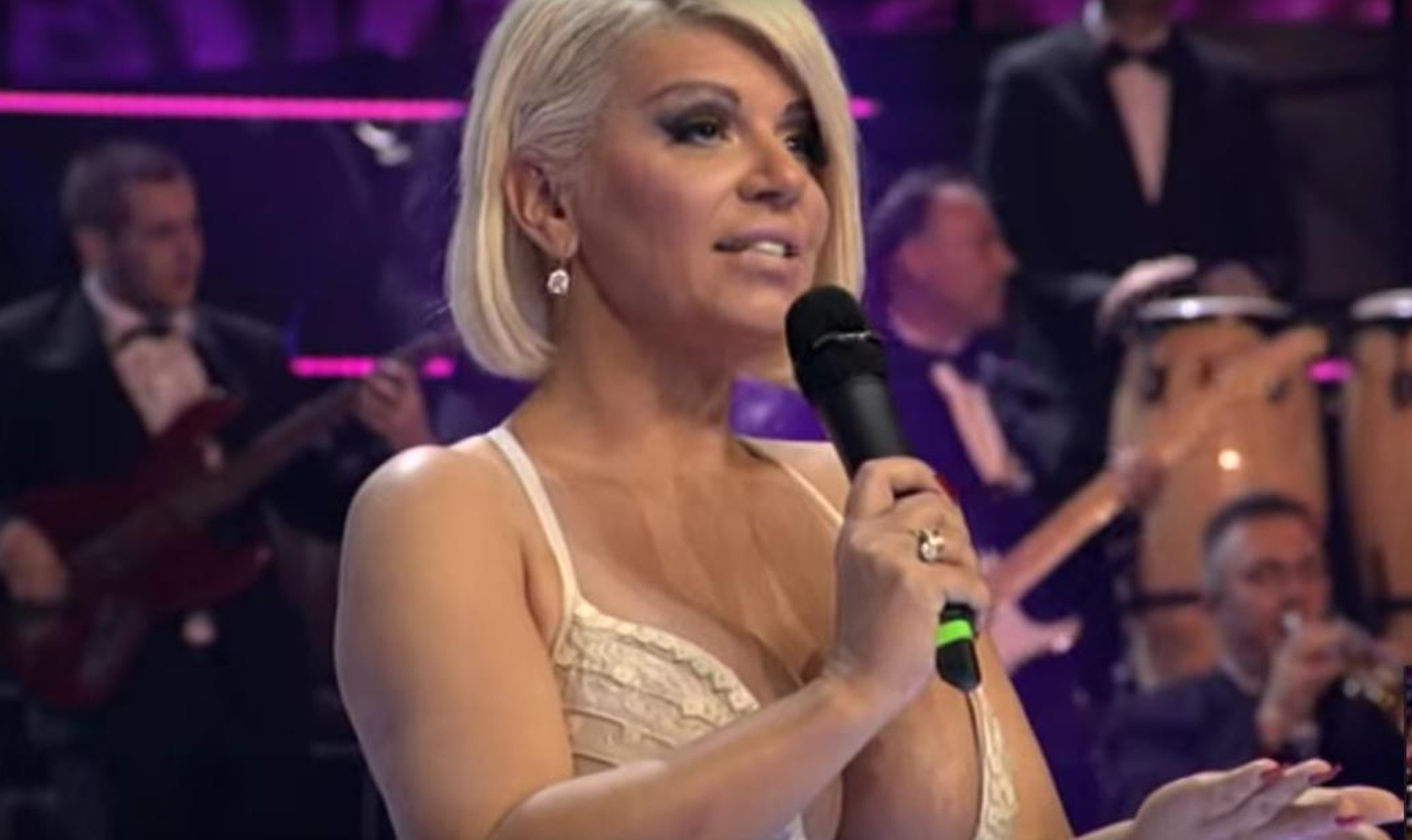 OD DEVOJČURKA DO PRSATE BOMBETINE: Ovako je izgledala Dara Bubamara od 1990. do danas! (GALERIJA)