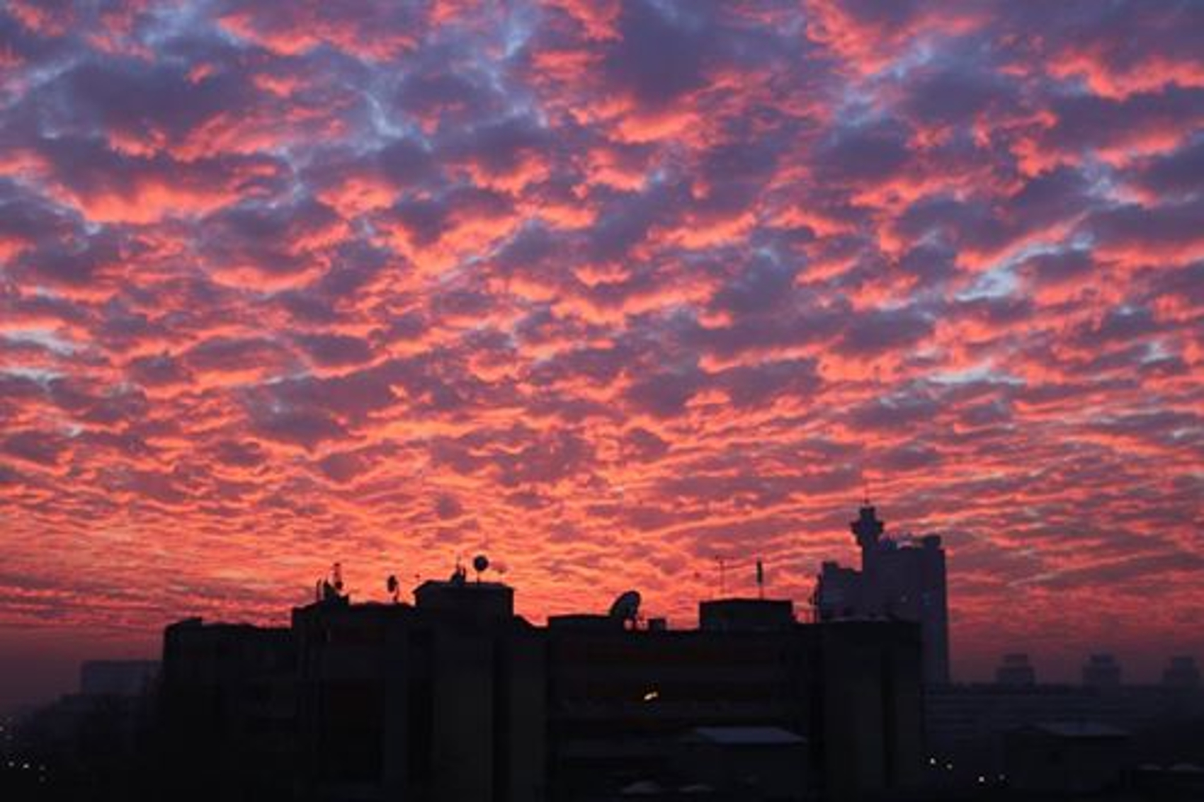DA LI STE VIDELI ZALAZAK SUNCA? Vatreno nebo nateralo pola Beograda da ...