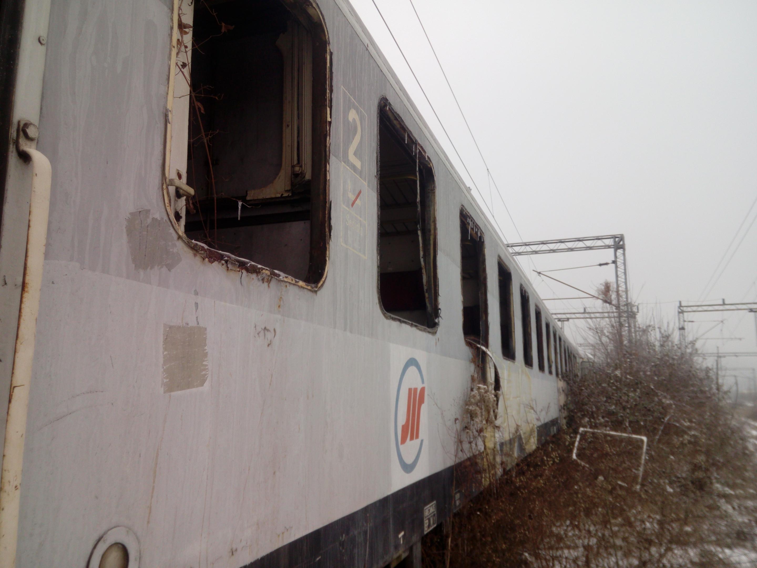 BEOGRADSKO GROBLJE VAGONA: Tu svraćaju beskućnici i pijani klinci, a ...