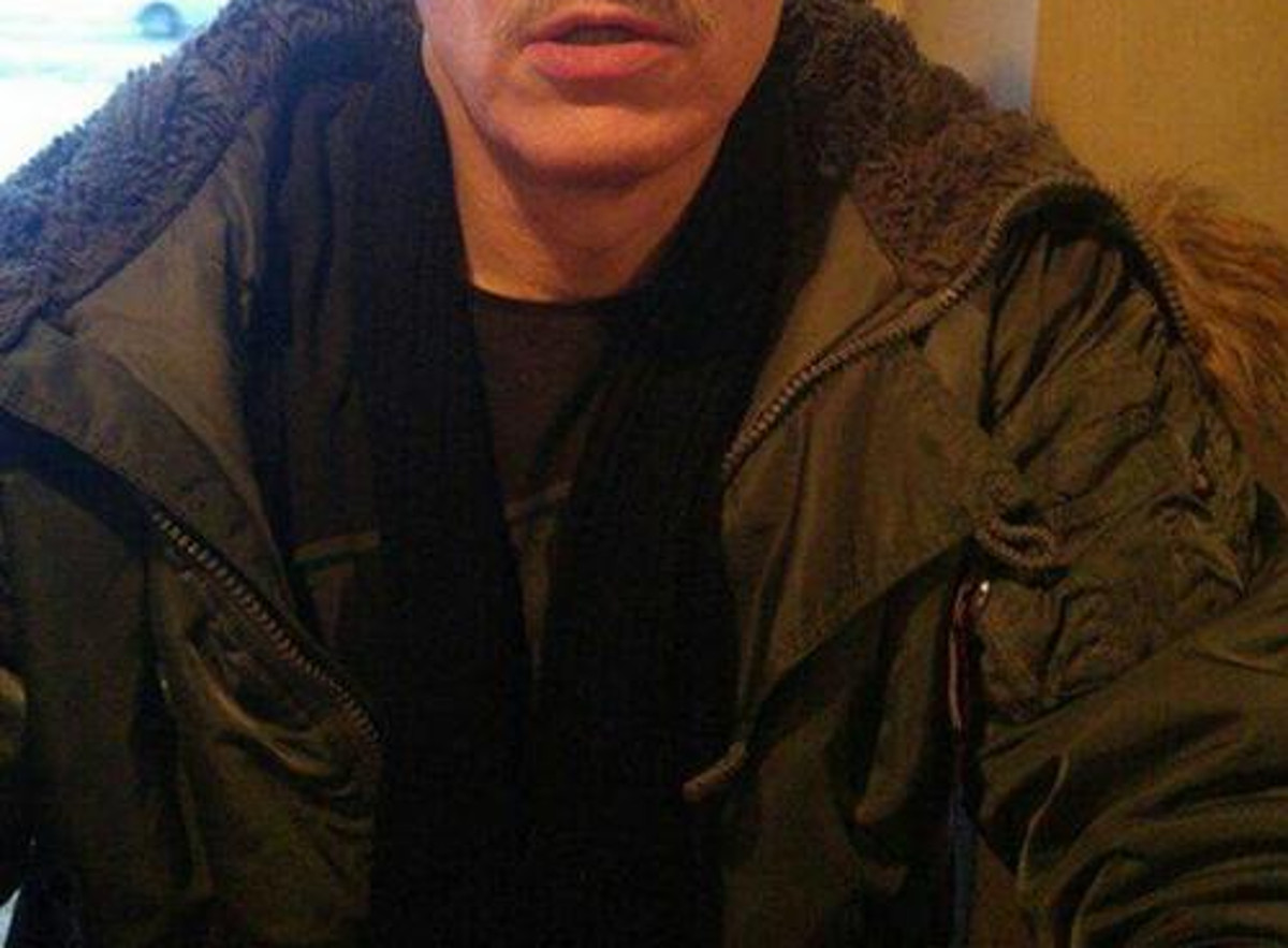 Povlači se iz muzike? Naš poznati pevač SNIMLJEN kako radi u seksi šopu ...