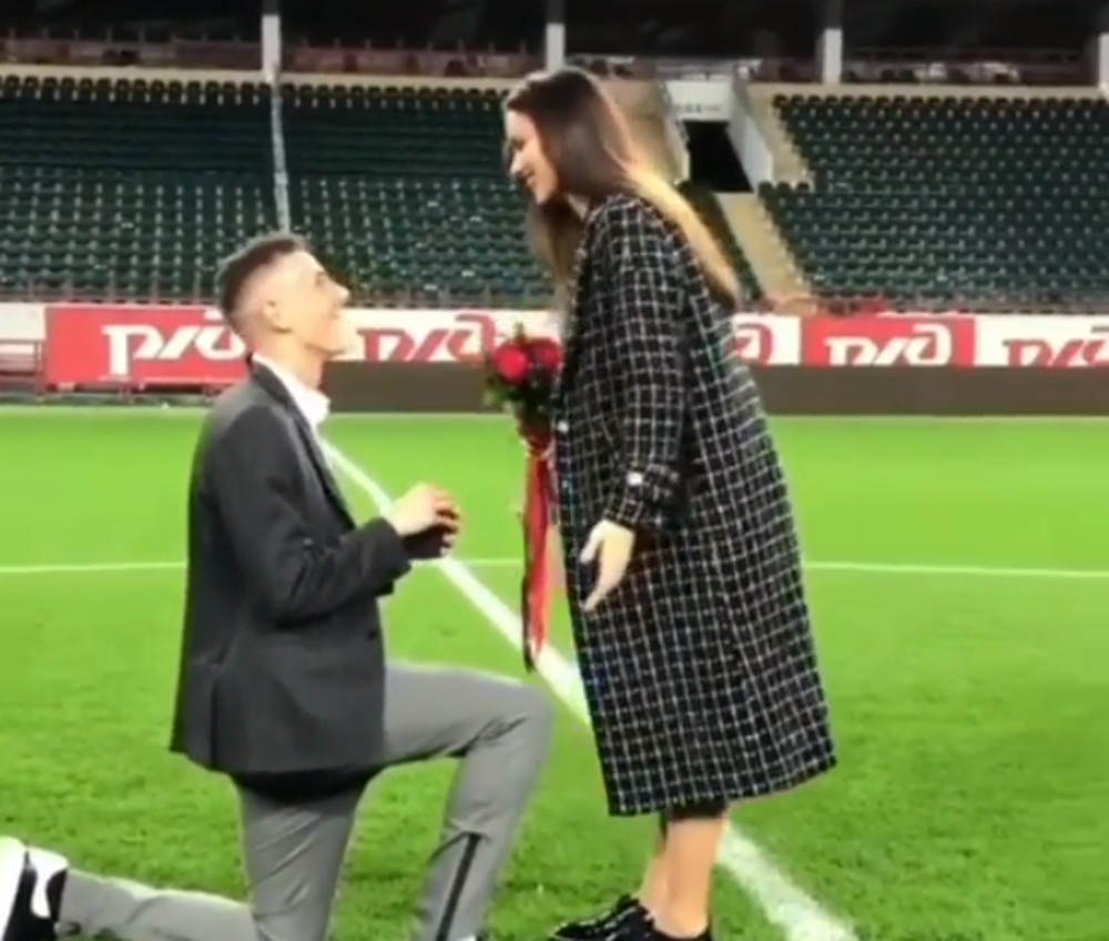 OVO NIJE MOGLA DA ODBIJE! Veliki Grobar ZAPROSIO devojku na sred terena! Sve je prštalo od ...