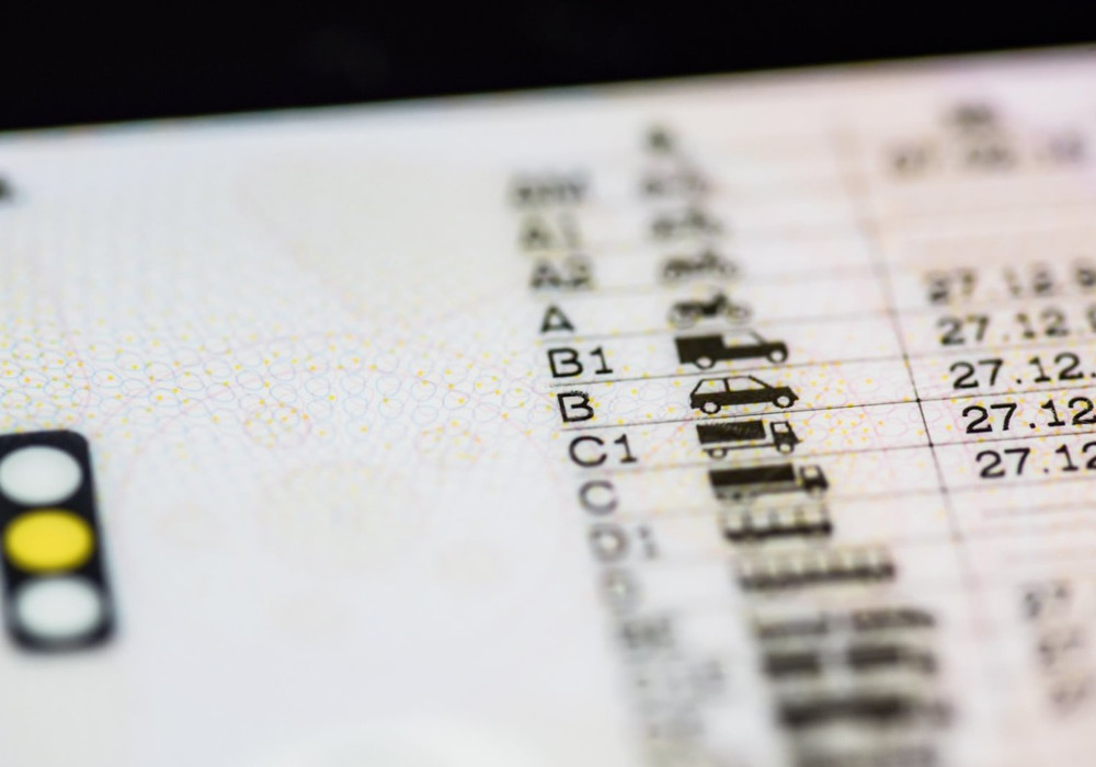 Upravljanje vozilom sa zahtevom za izdavanje dozvole