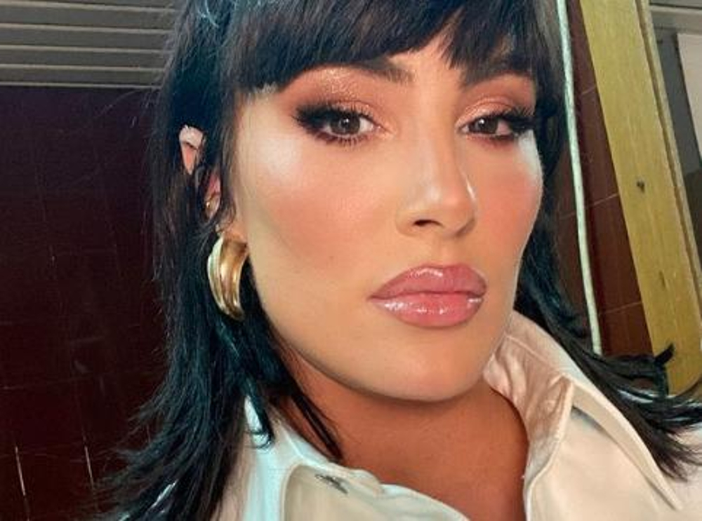 (FOTO) ZABORAVILA DA SKLONI! Senida POZIRALA u svom stanu, a PRIZOR iza ...