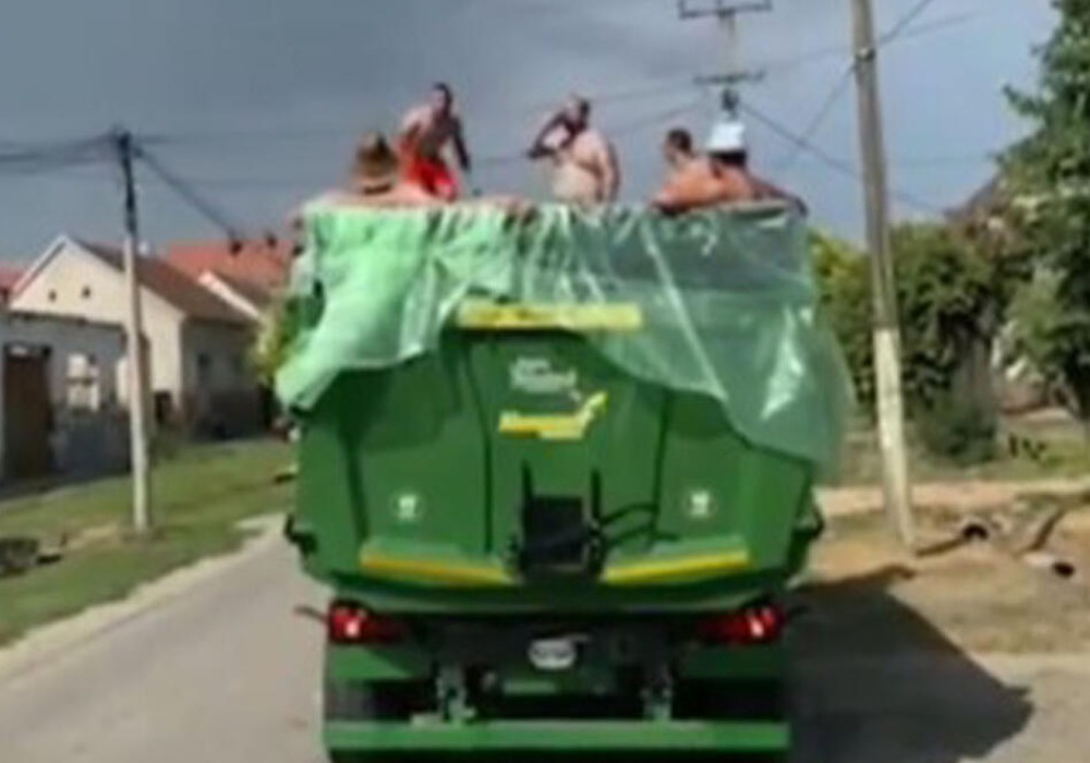 TRAKTOR PRETVORIO U POKRETNI BAZEN: Pogledajte kako su meštani Starog Slankamena našli spas od ...