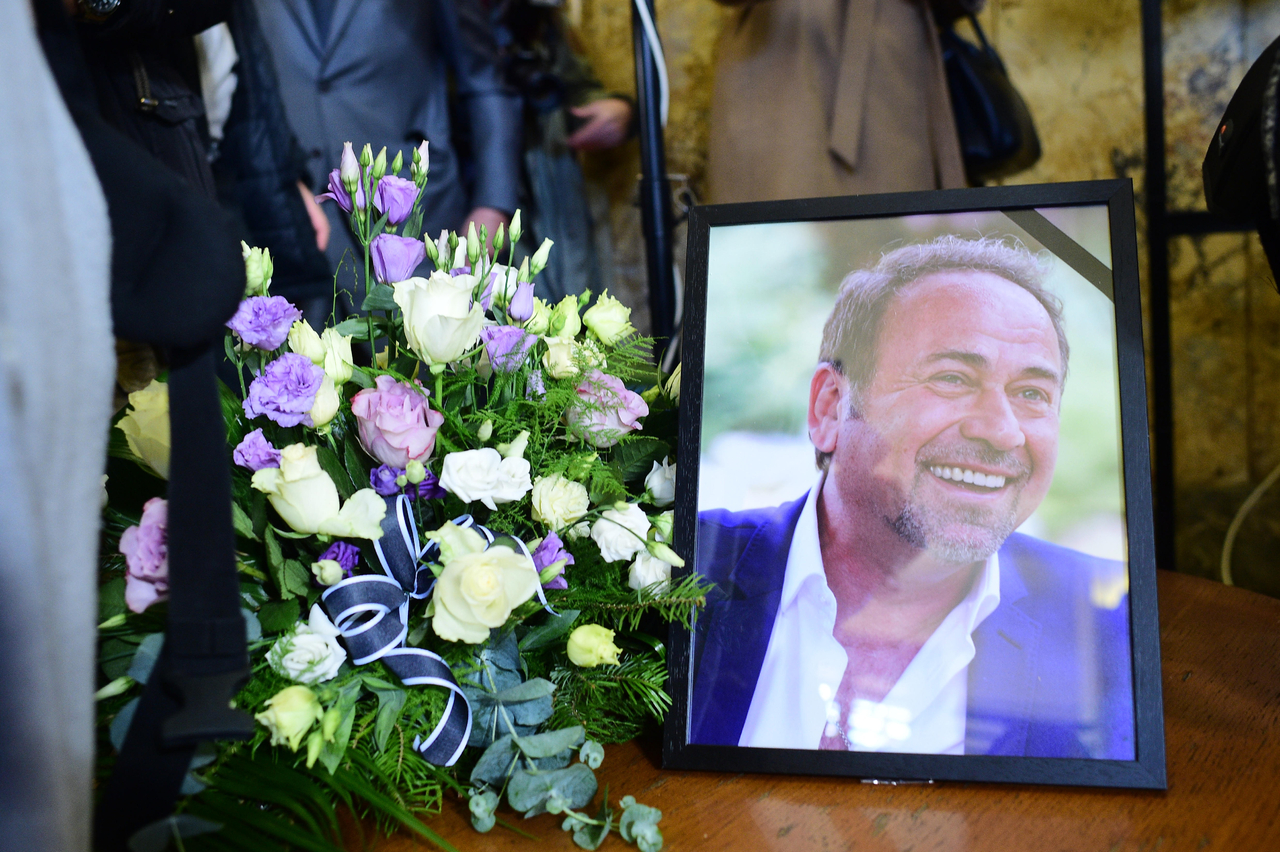 NIKOLA I MARKO DRŽE MAJKU: Porodica dostojanstvena u bolu na ...