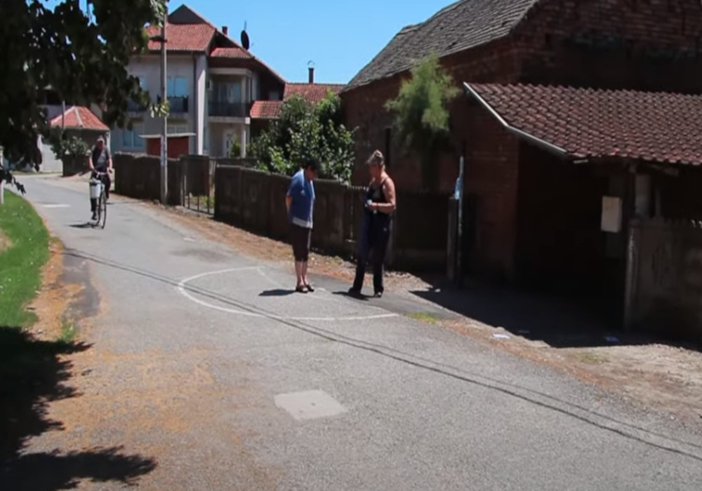 LJUDI HRLE KA OVOM MESTU U SRBIJI PO "LEK ZA SVE": Čekaju redove da stanu u KRUGOVE iscrtane na ...