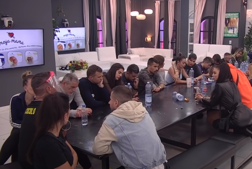 ISPLIVALE PREPISKE: Zadrugarka ga razvela?! Oglasio se poznati pevač ...