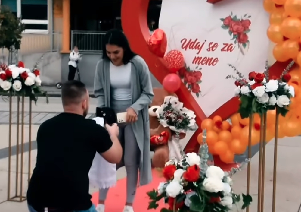 PEVAČ IZ ZVEZDA GRANDA VERIO DEVOJKU - kleknuo nasred TRGA! Prelep gest ljubavi - rekla je DA ...