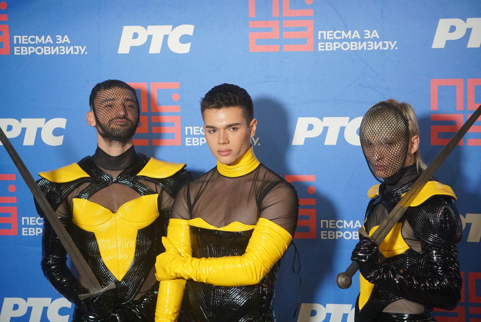 Mrežasta maska na licu i mač u ruci! Filari pravo sa infuzije, završio ...