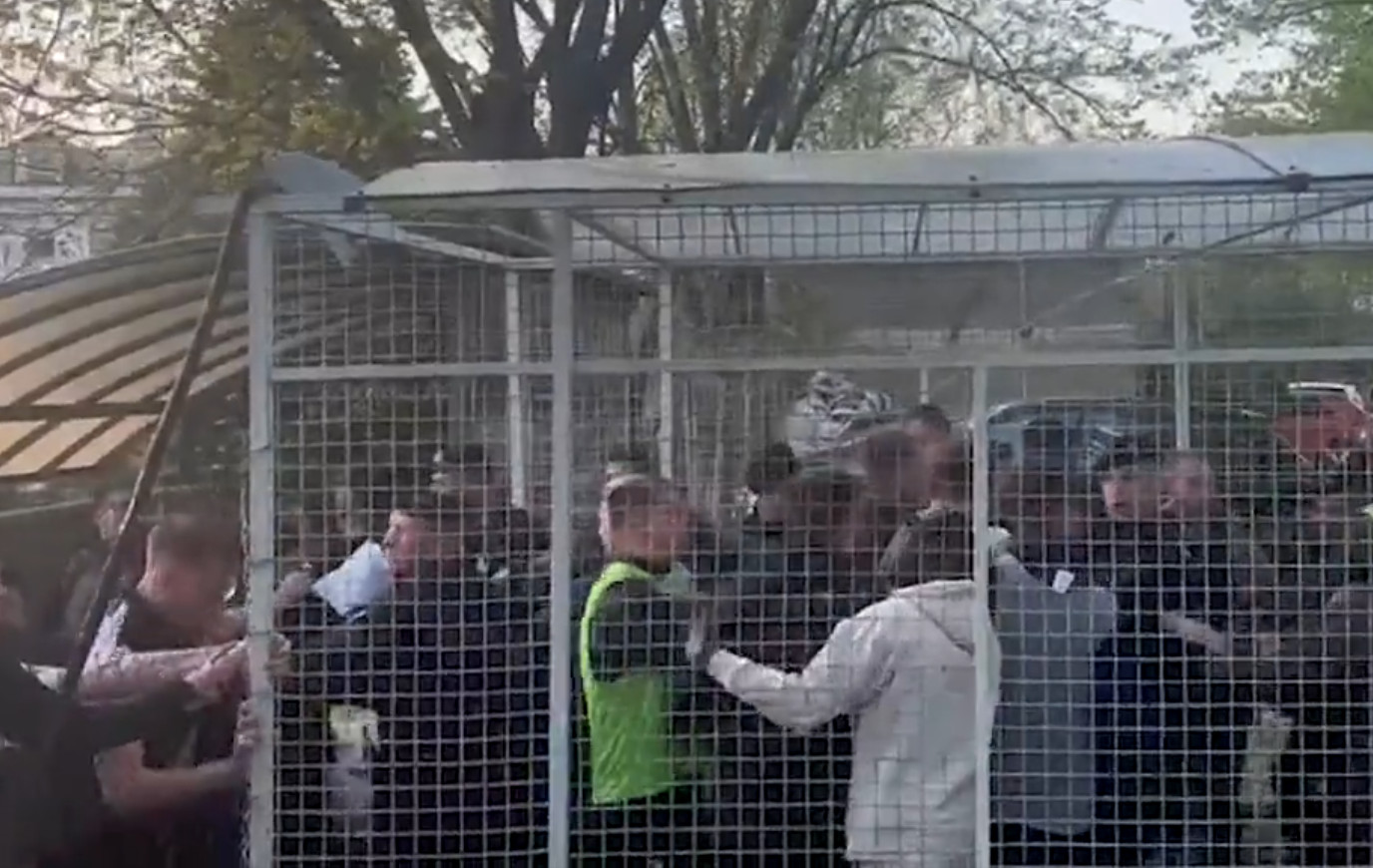 POJAVIO SE SNIMAK UŽASA: Tuča posle meča Partizana i Čukaričkog - NE ...