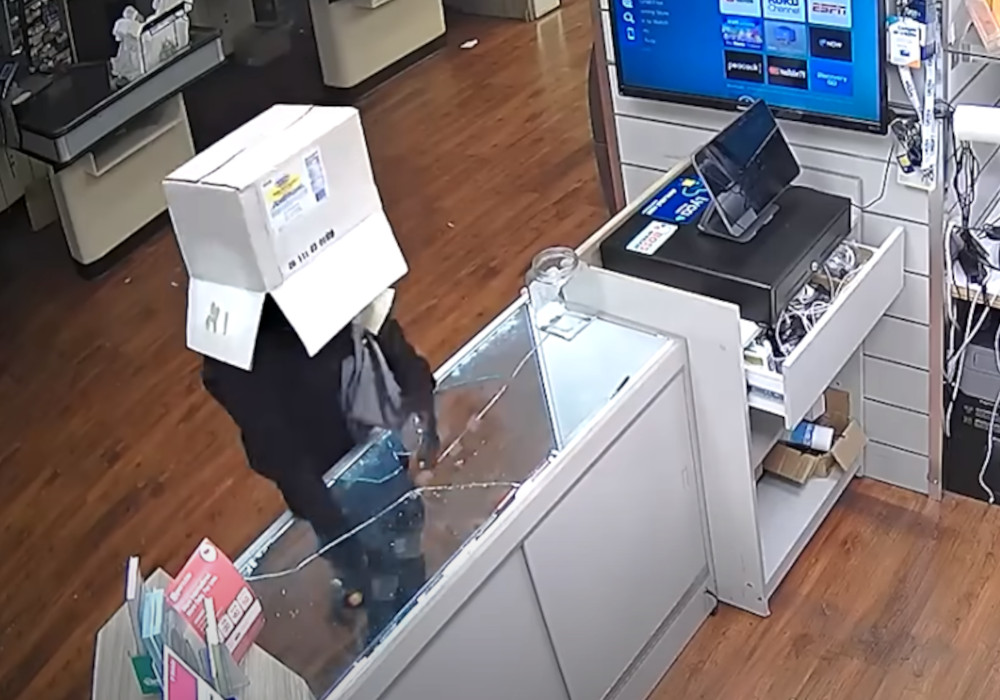 OVO JE NAJGLUPLJI LOPOV NA SVETU?! Krenuo u pljačku sa kutijom na glavi ...