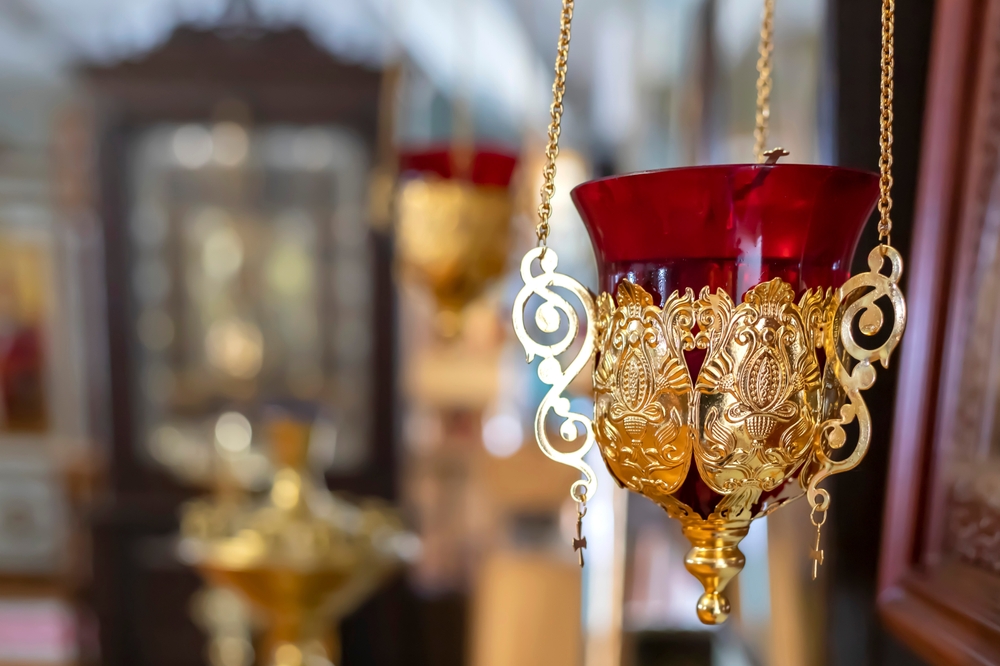 EVO ZAŠTO KANDILO TREBA DA GORI U KUĆI! Ovo ULJE u njemu je OBAVEZNO - svaki pravoslavni dom ...