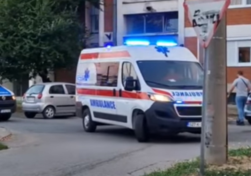 OPSADNO STANJE U SRPSKOM GRADU: Izbo devojku pa skočio sa zgrade - prvi snimci sa lica mesta (VIDEO)