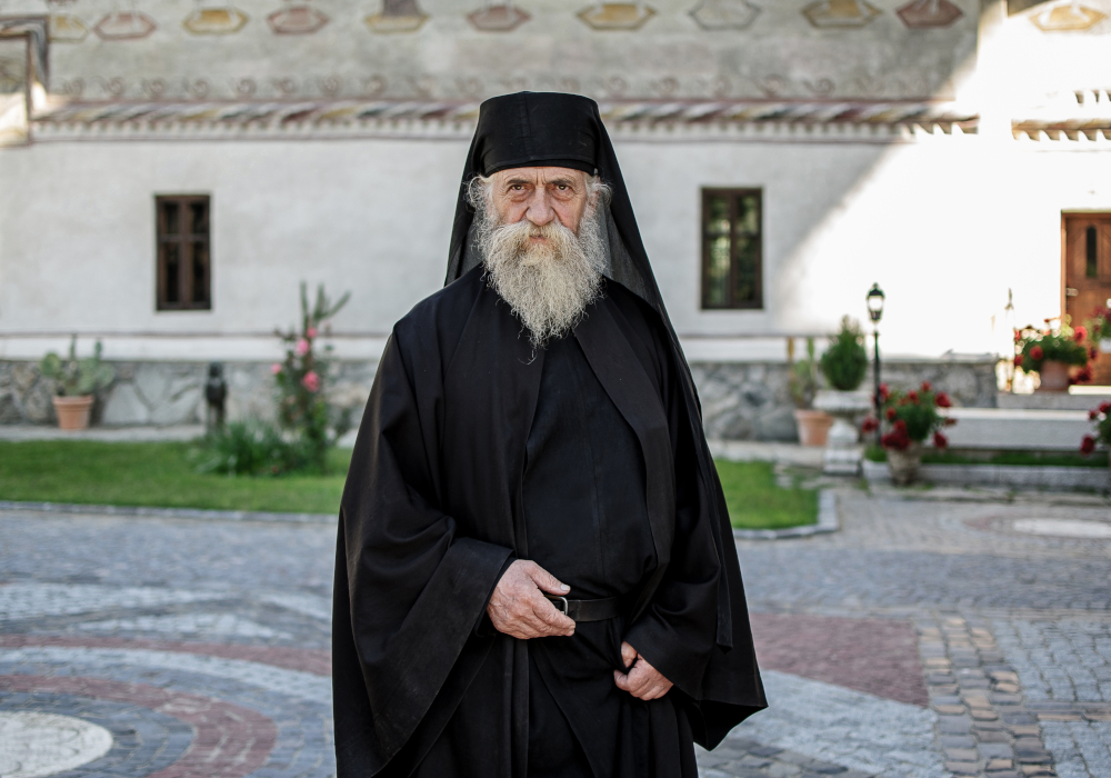 ZAŠTO SVEŠTENICI NOSE BRADU? Oci poručuju muškarcima da je nose SA ...