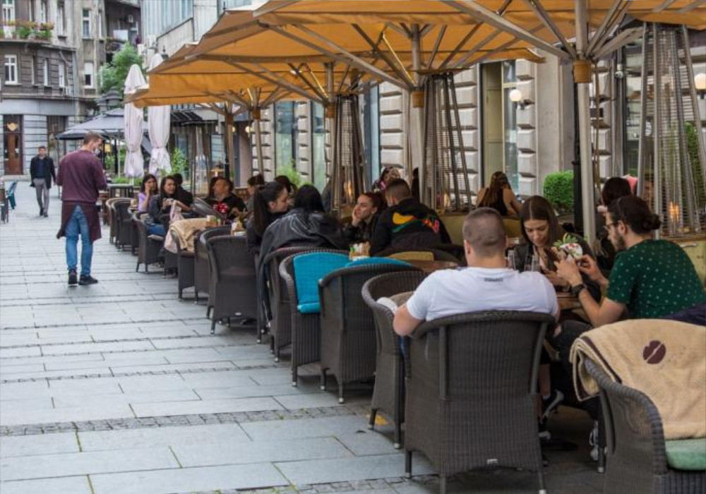 GOSTI KAFIĆA NISU NI SLUTILI DA SE NALAZE U BLIZINI OPASNE ZVERI: Čim ...