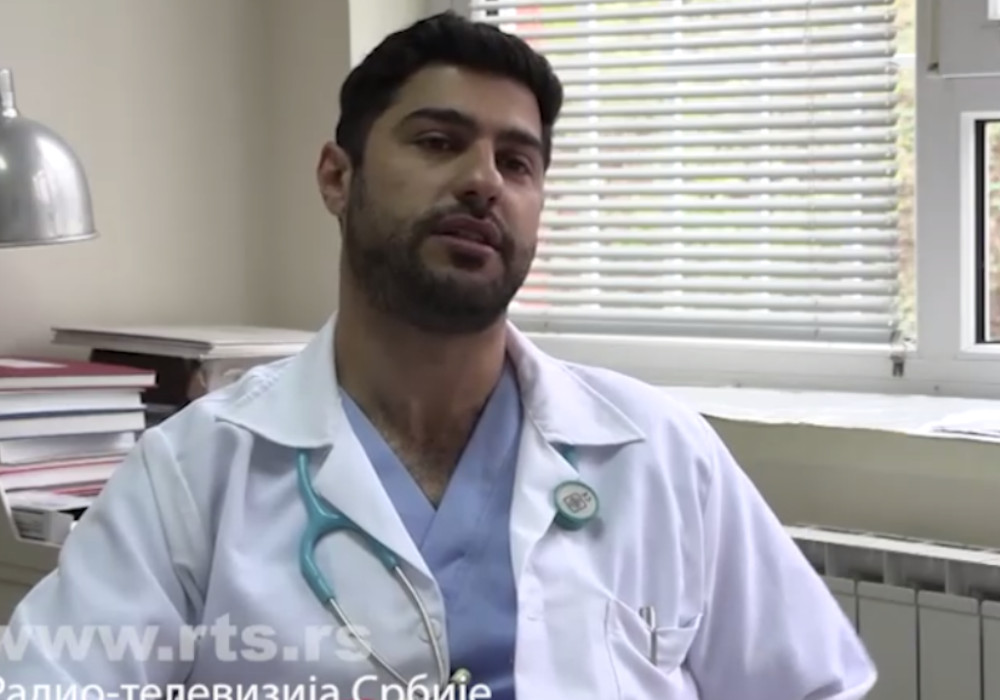 Doktor iz Palestine radi sa pacijentima u Jabuci