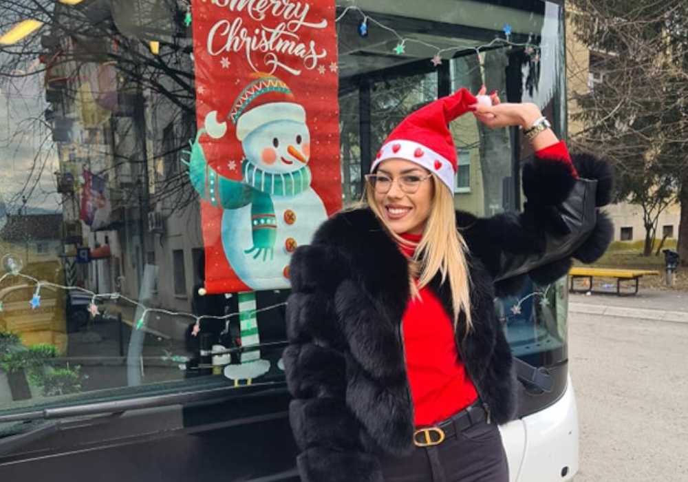 Miljana Bogdanović u autobusu delila slatkiše mališanima