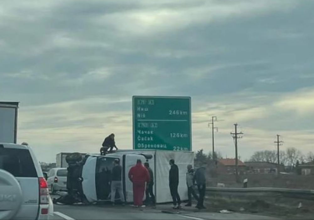 Saobraćajna nesreća kod Surčina: Prevrnuo se kamion