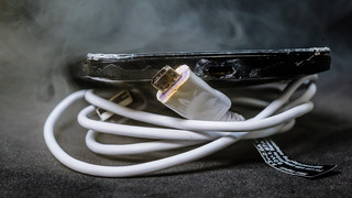 Telefon buknuo u plamen usred leta: Požar ''spržio unutrašnjost kabine ...