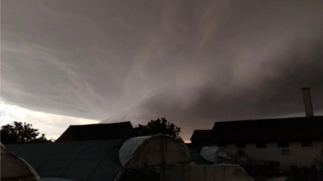 Nebo potpuno pocrnelo! Silbaš pod udarom jakog nevremena: Zastrašujući ...