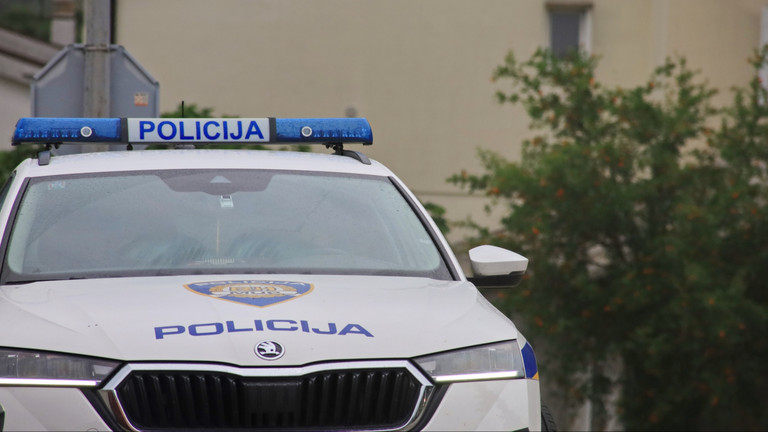 Autom punim migranata SLETEO U PROVALIJU, pa pobegao sa lica mesta: Ima ...