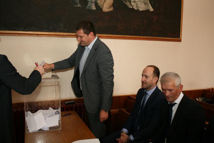 KONSTITUISAN NOVI SAZIV SKUPŠTINE U ZEMUNU: Izabran predsednik Nenad ...