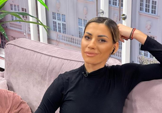 Jelena Dimitrijević vodi emisiju u providnom kompletu