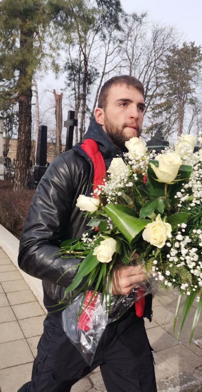 U RUKAMA NOSIO BELE RUŽE: Veljko Ražnatović došao na Novo groblje da ...