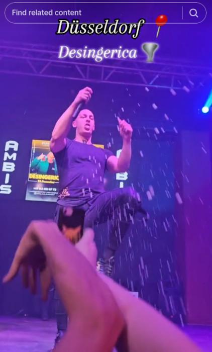 Desingerica pljuje publiku vodom