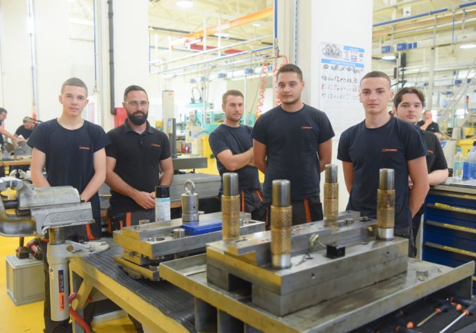 "NEKA ŽIVI VLASOTINCE, NEKA ŽIVI JUG SRBIJE" Vučić otvorio novi pogon ...