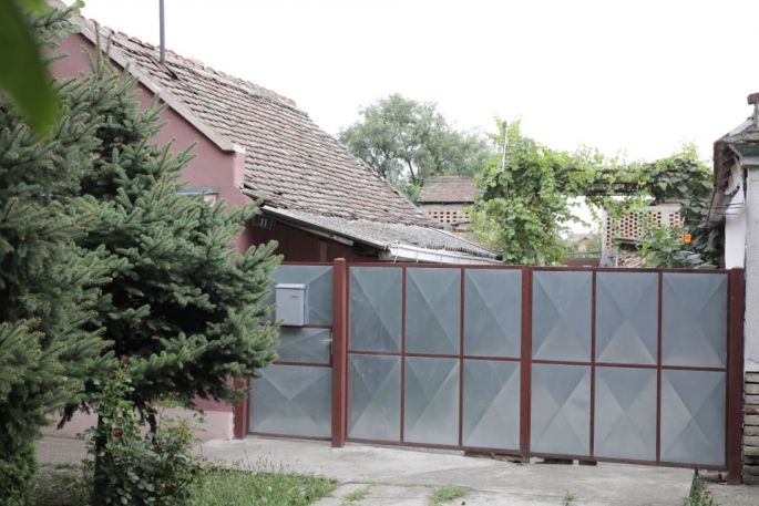 OVO JE KUĆA U KOJU JE NAKON SILOVANJA POBEGLA VIKTORIJA - Crvena fasada ...