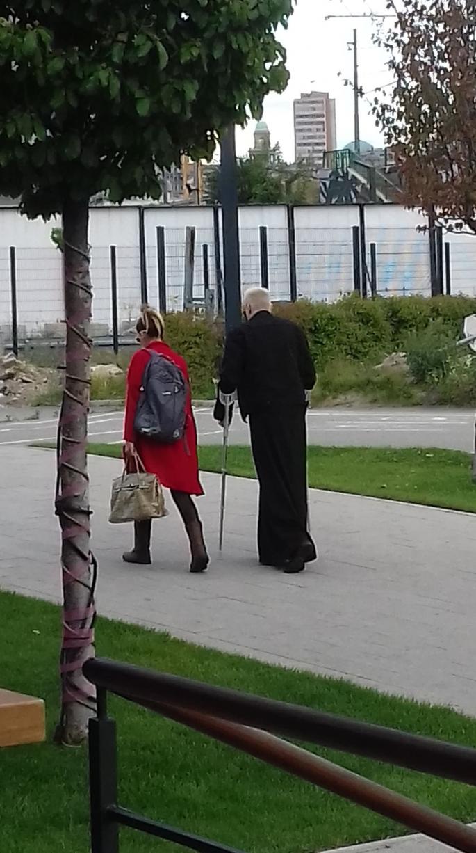 NE ZAOSTAJE! Đorđe David hoda sa ŠTAKAMA! U korak prati suprugu! (FOTO)