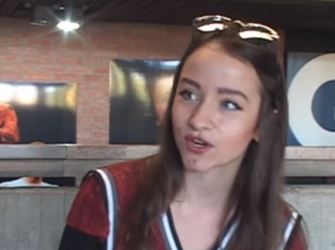 Sećate li se simpatične devojčice iz filma "Mrtav ladan"? Evo kako ...